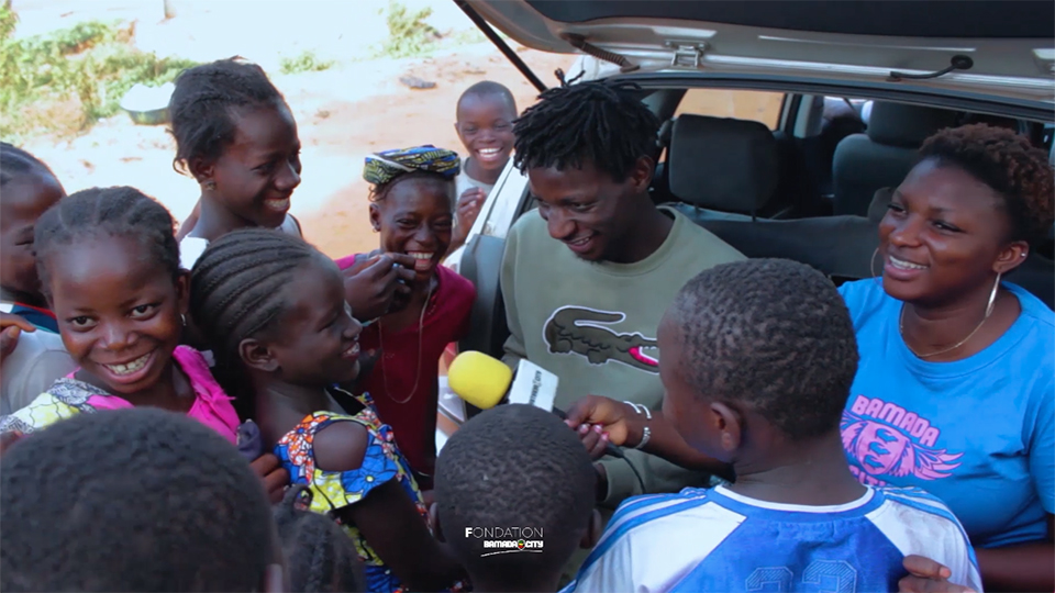 La fondation BAMADA-CITY offre un repas aux enfants démunis avec la ...